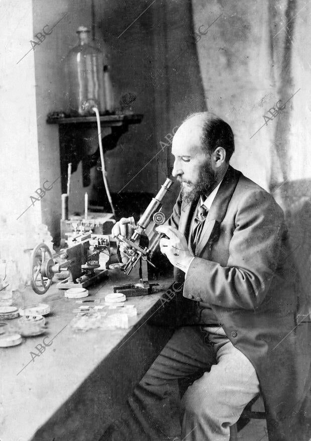 Don Santiago Ramón y Cajal en su laboratorio de Investigaciones ...