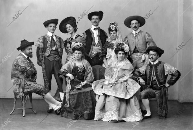 Grupo de individuos de la alta nobleza bávara con trajes españoles en ...