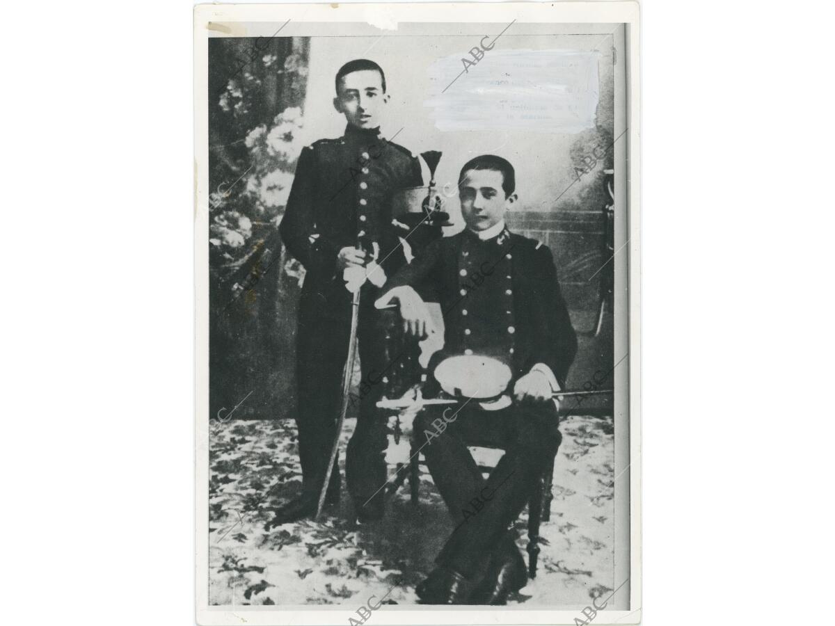 Francisco Franco con el uniforme de infantería, posa al lado de su ...