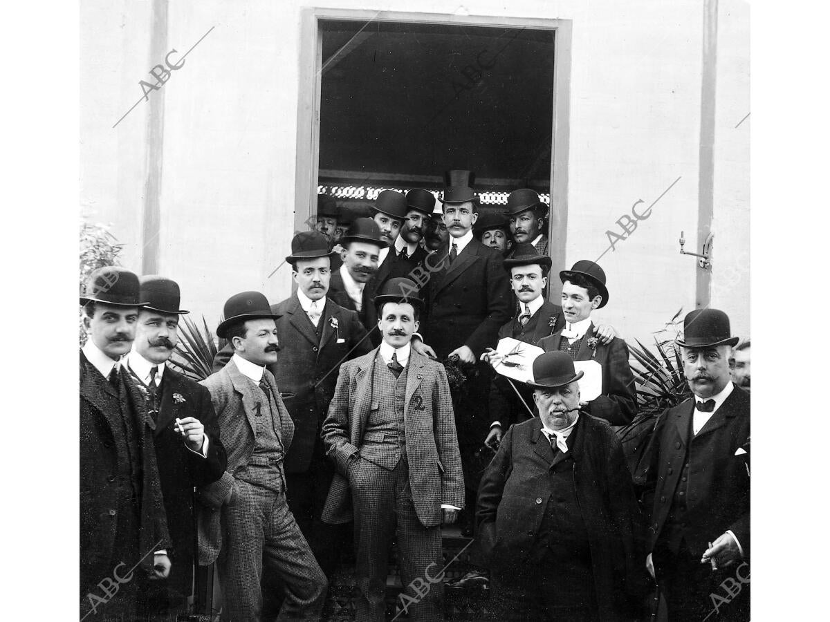 Al salir del banquete celebrado como homenaje A los Hermanos Quintero ...