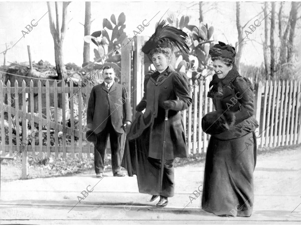 S.M. la Reina doña victoria Paseando por el camino de tablada en ...