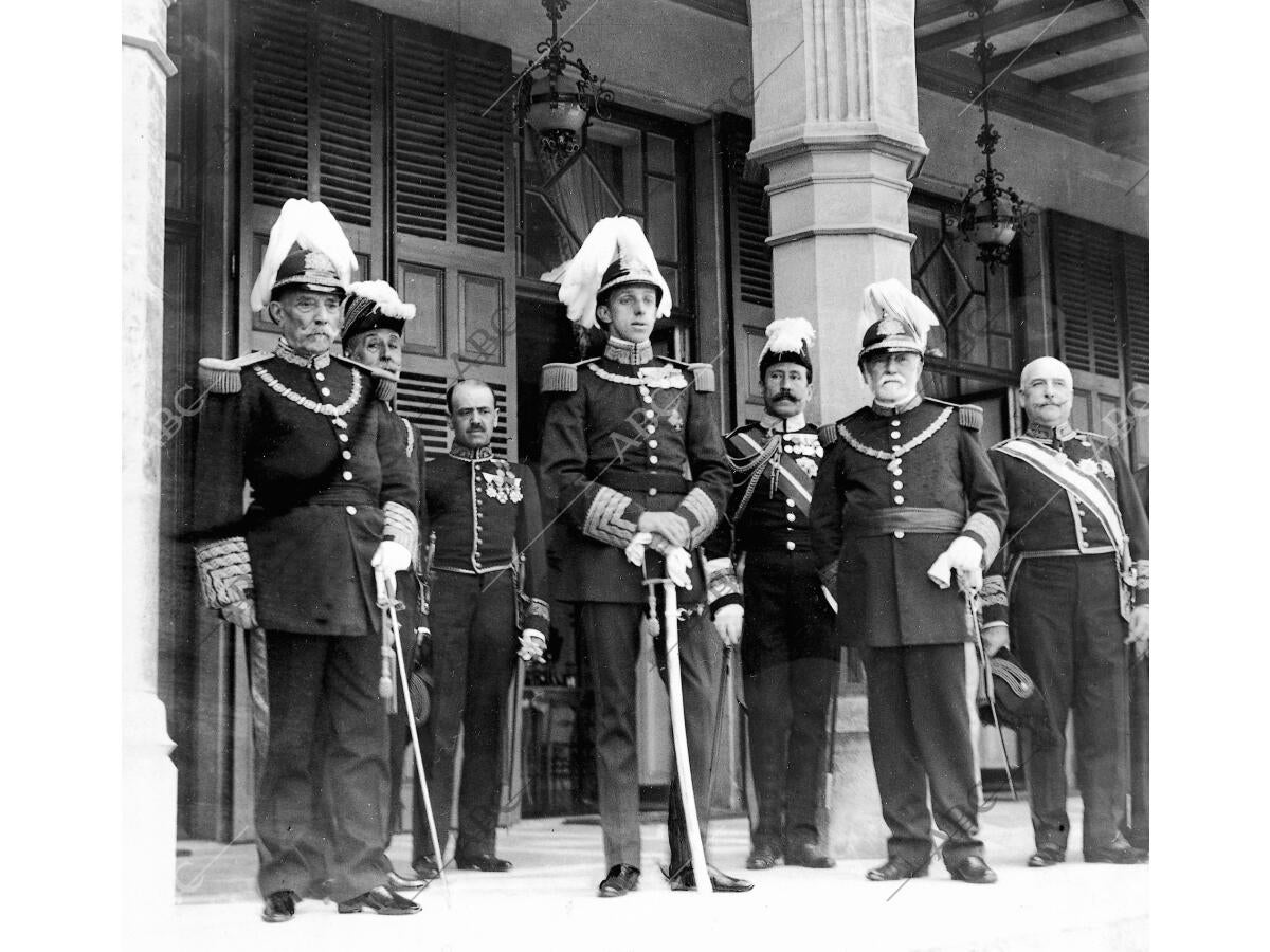 S. M. el Rey Teniendo A su derecha al general primo de Rivera (1) y A ...