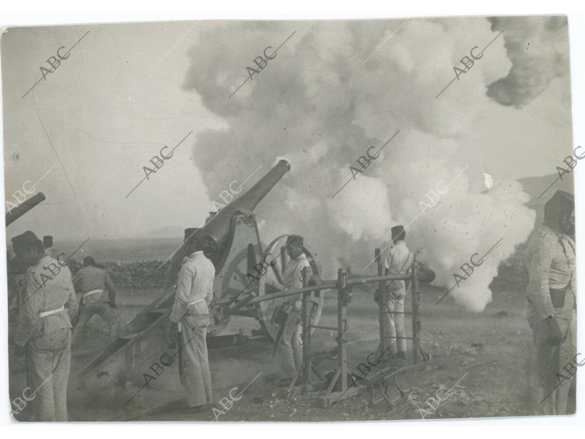 La artillería española bombardeando las posiciones de los rifeños en el ...