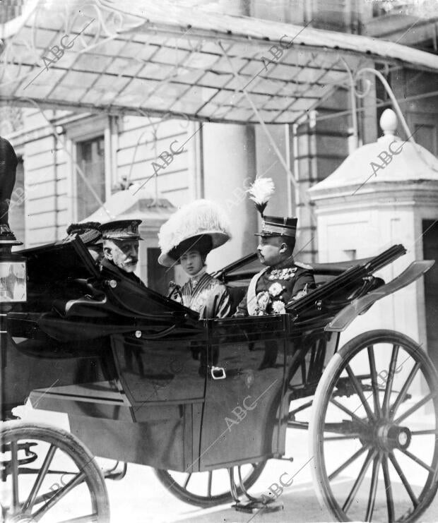 Ss. Aa. Nashimoto, primo del Emperador de Japón y su esposa al salir de ...