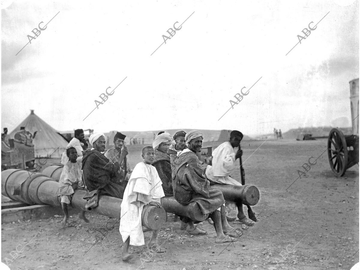 Grupo de Rifeños Adictos A España Descansando con sus Hijos en los ...