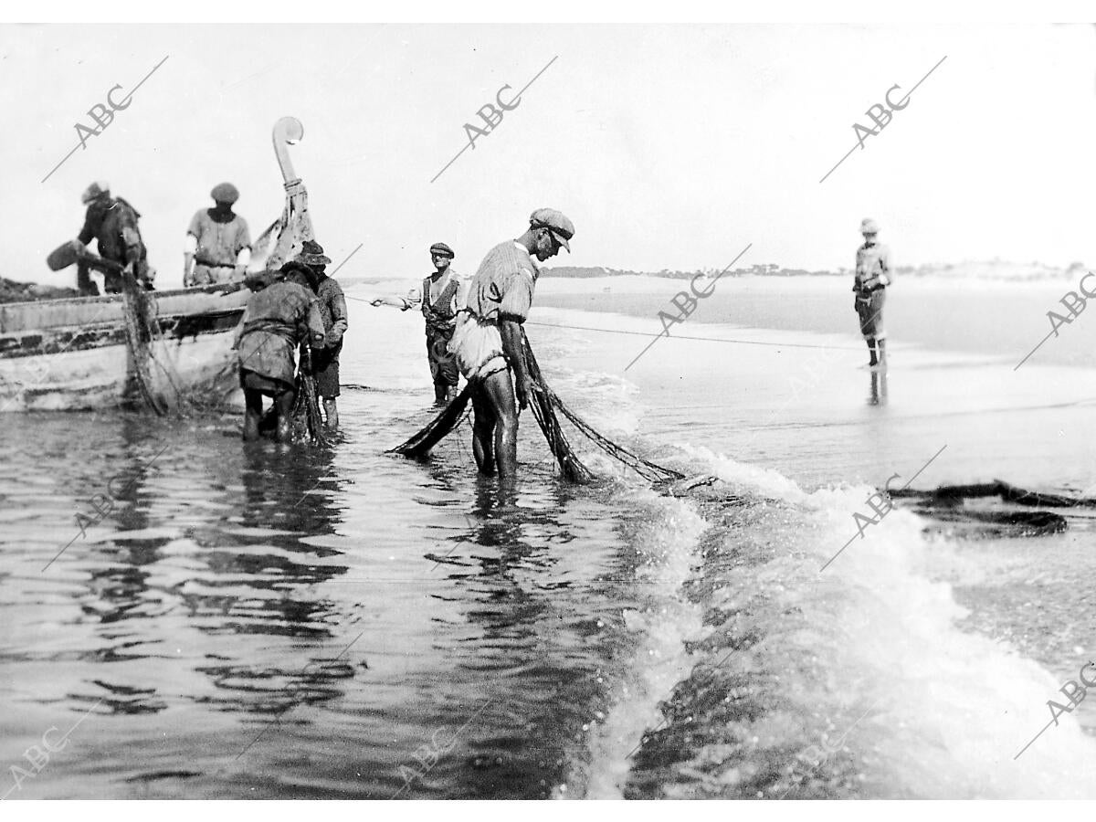 Preparando la red para salir a faenar - Archivo ABC
