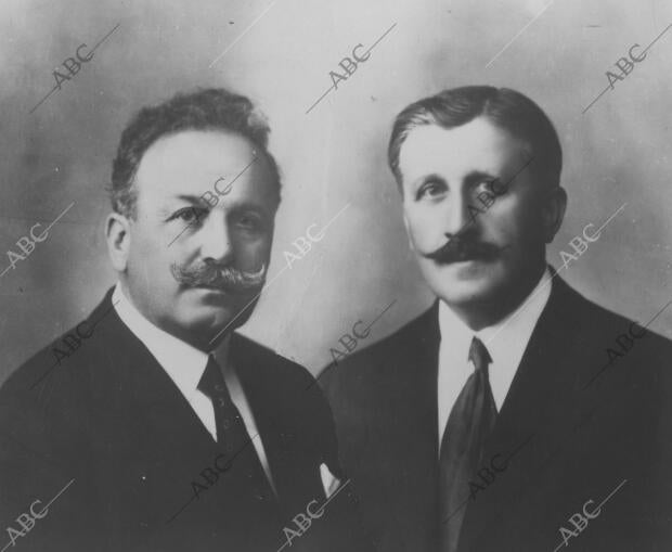 Los Hermanos Álvarez quintero Miran fijamente - Archivo ABC