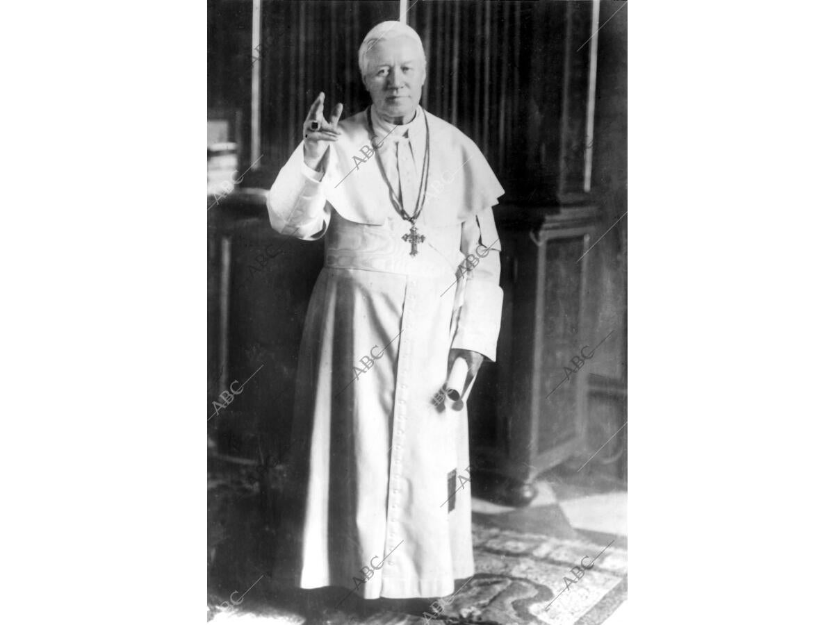 El papa Pio X Impartiendo una Bendición - Archivo ABC