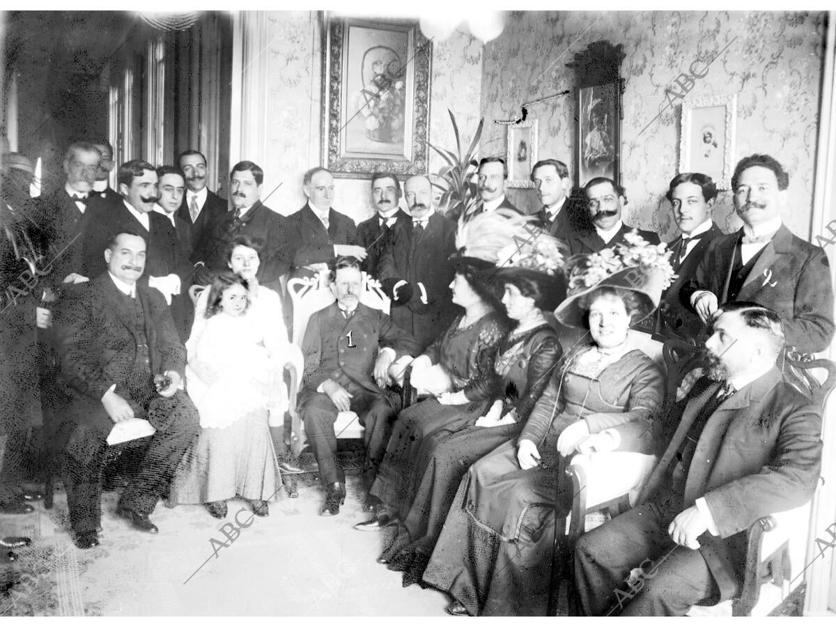 El general Weyler Rodeado del cuerpo consular hispano americano de ...