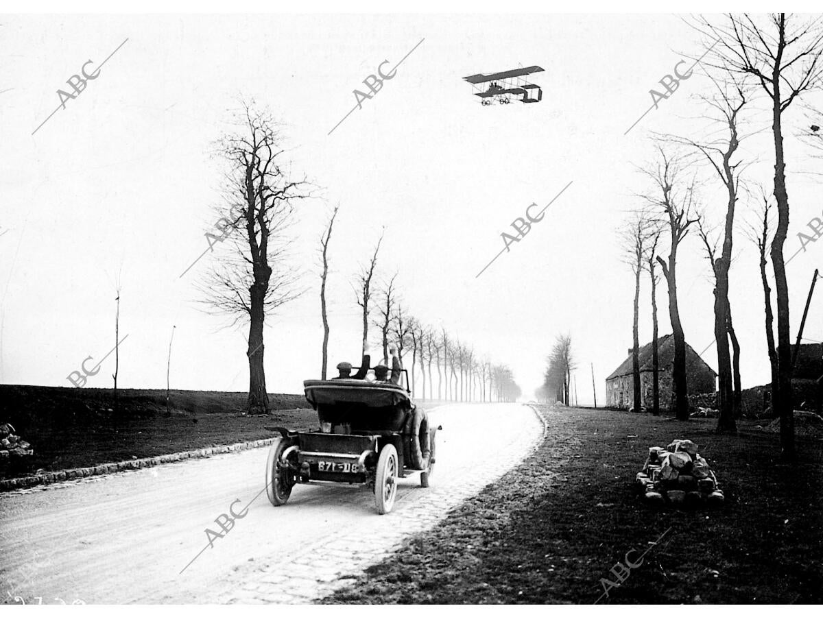 Un "Record" notable en aeroplano el aviador henry Farman Atravesando en ...