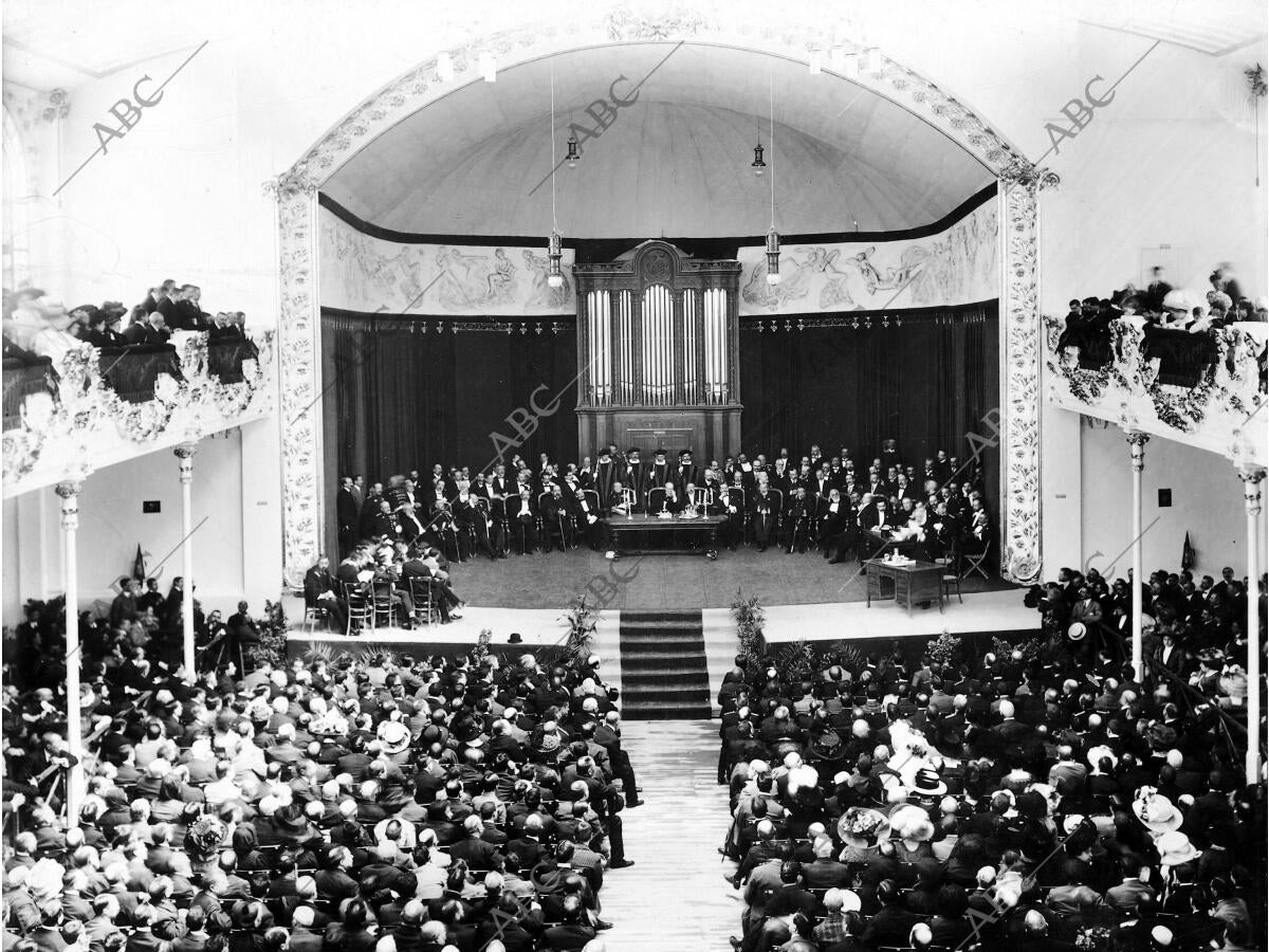 Sesión inaugural Celebrada anteayer bajo la presidencia de don ...