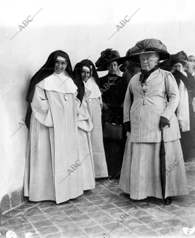 Su alteza real la Infanta doña Isabel Visitando el edificio Construido ...
