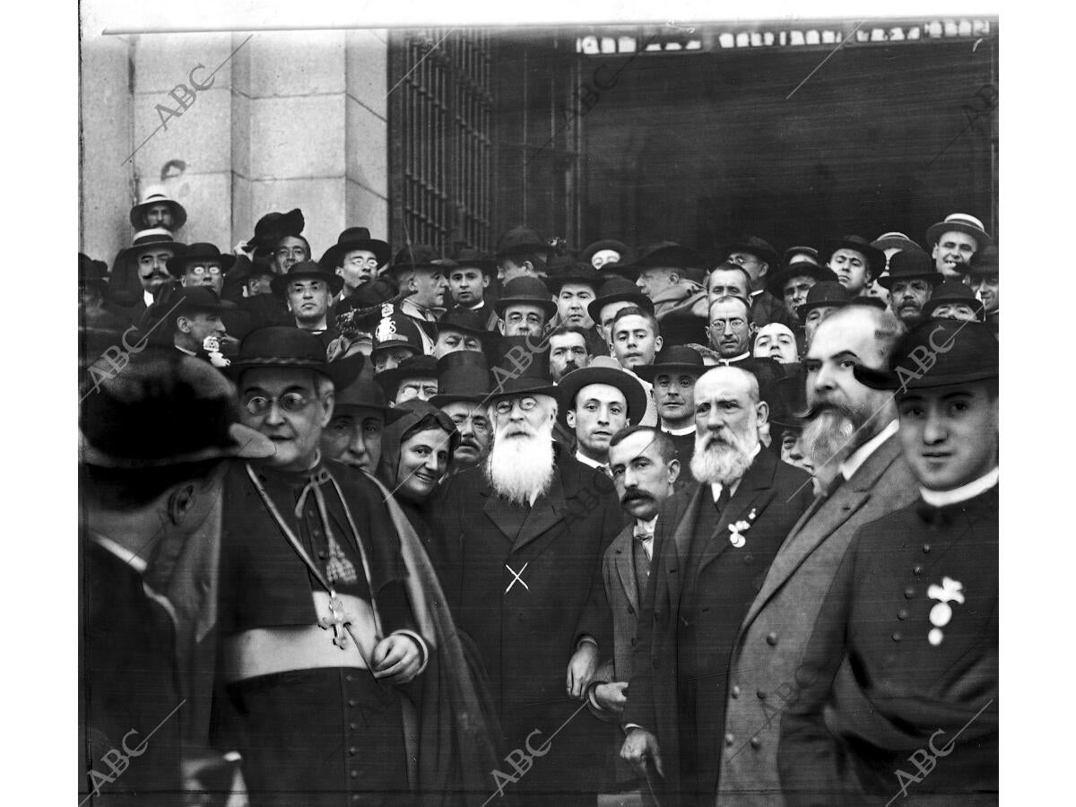 El ilustre político don Alejandro Pidal (X) Saliendo de san Francisco ...