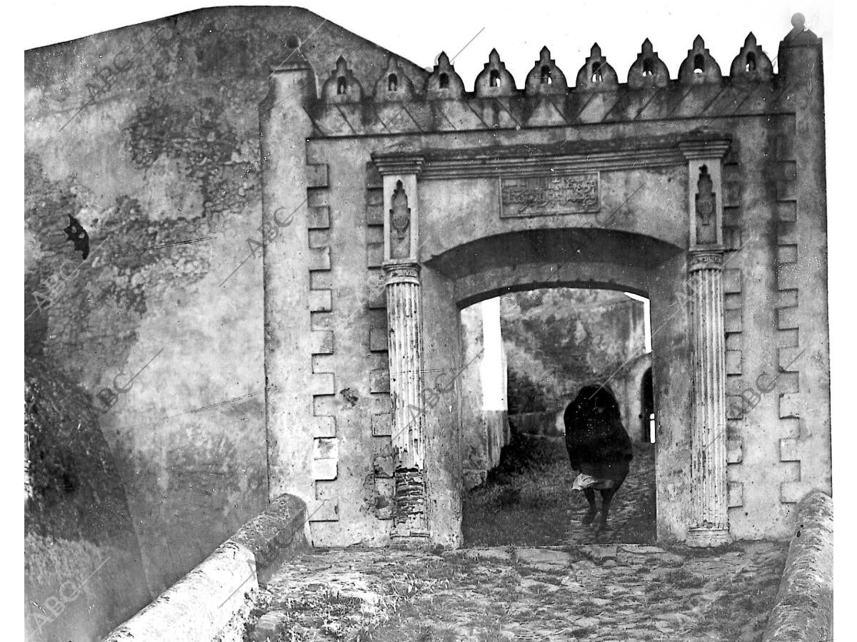 Entrada de la fortaleza que mando construir el Raisuli para defender A ...