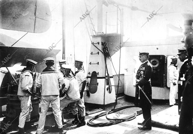 El káiser Guillermo Ii Presenciando los Ejercicios de cañón A bordo de ...