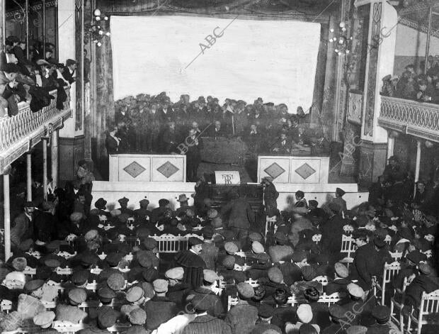 Aspecto del teatro durante el mitin de protesta contra el gobierno ...