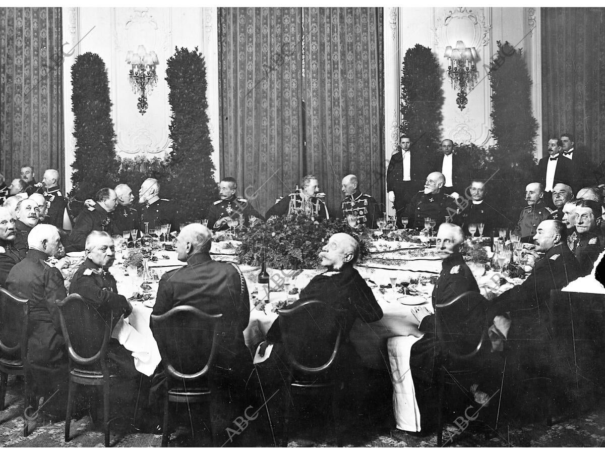 El Kaiser Guillermo Ii (X), con sus Generales en el banquete celebrado ...