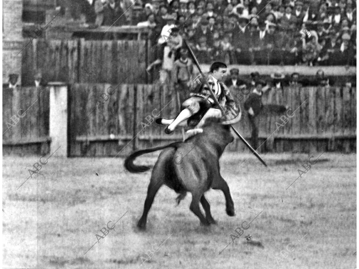 Salvadorito Dando el salto de la Garrocha - Archivo ABC
