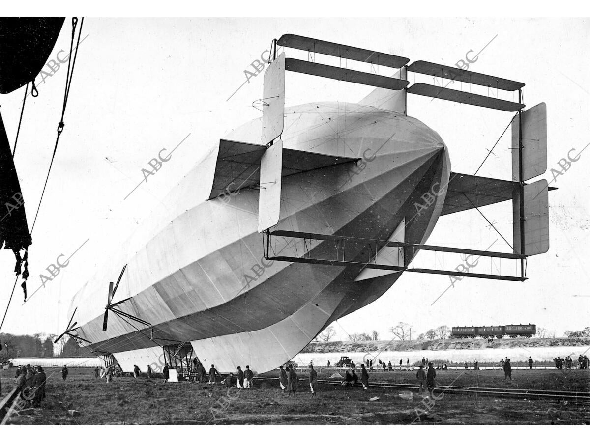El dirigible rígido "Spiess", primero de su género, en el Parque ...