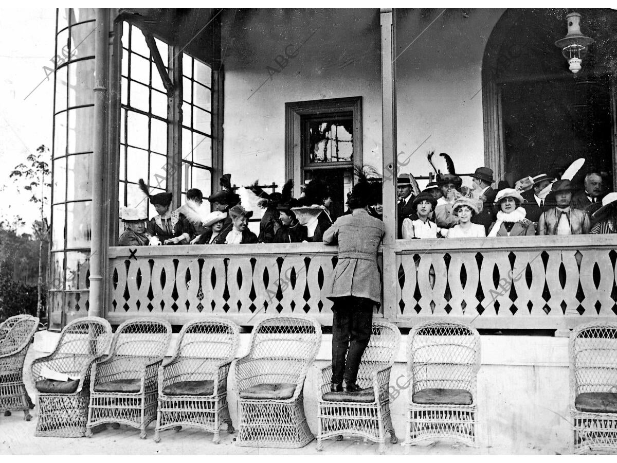 S.A.R. la Infanta doña Isabel (X), y Otras Distinguidas Damas ...