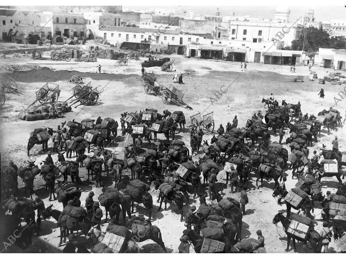 Aspecto de la plaza de España durante la organización del convoy de ...