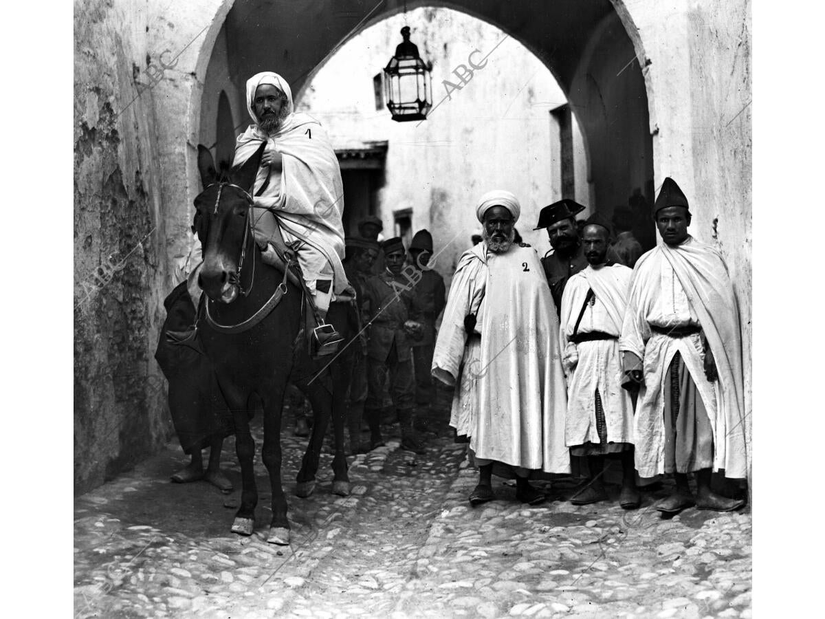 El gran visir del Jalifa (1), A Caballo, en la puerta del palacio de ...