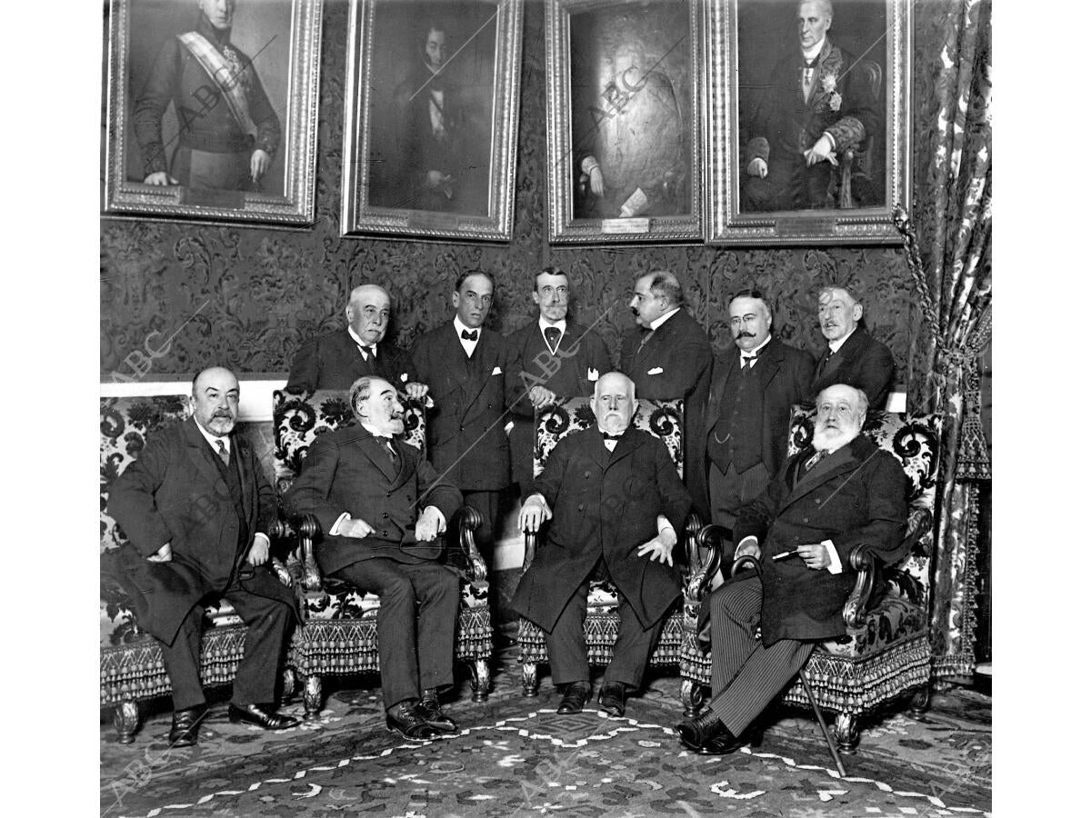 El general Azcárraga (X), con los Vicepresidentes y Secretarios después ...