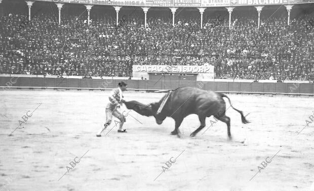 Plaza de las Arenas. Manolete Pasando de muleta - Archivo ABC