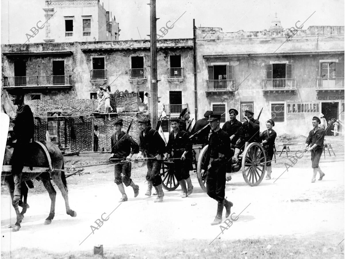 Marineros Yanquis Regresando con sus Cañones A sus Respectivos Buques ...