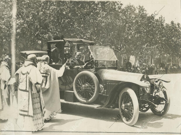 la Infanta Doña Isabel, en el momento de ser bendecido en la fiesta de ...