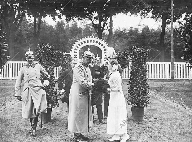 El káiser Guillermo Ii Visitando La "casa del Soldado", en Doeberitz ...