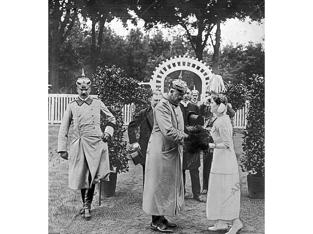 El káiser Guillermo Ii Visitando La "casa del Soldado", en Doeberitz ...