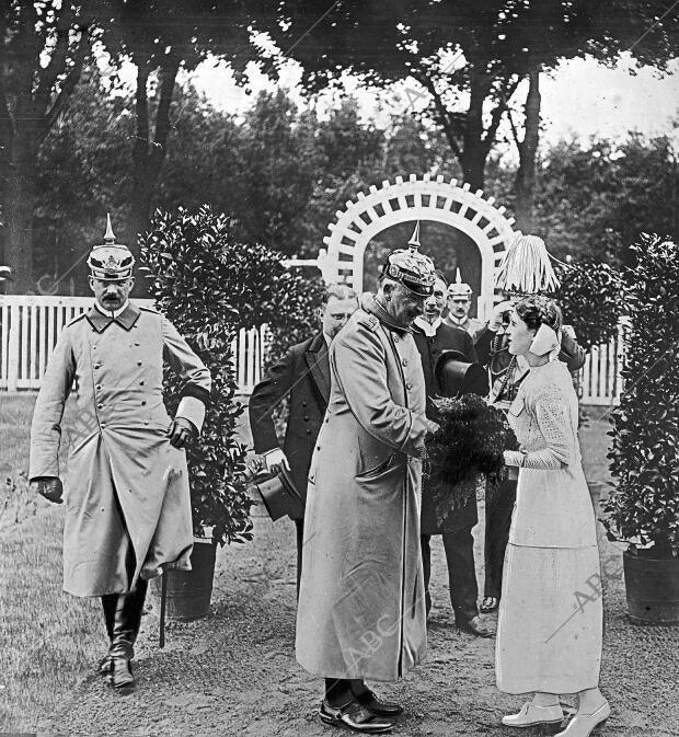 El káiser Guillermo Ii Visitando La "casa del Soldado", en Doeberitz ...