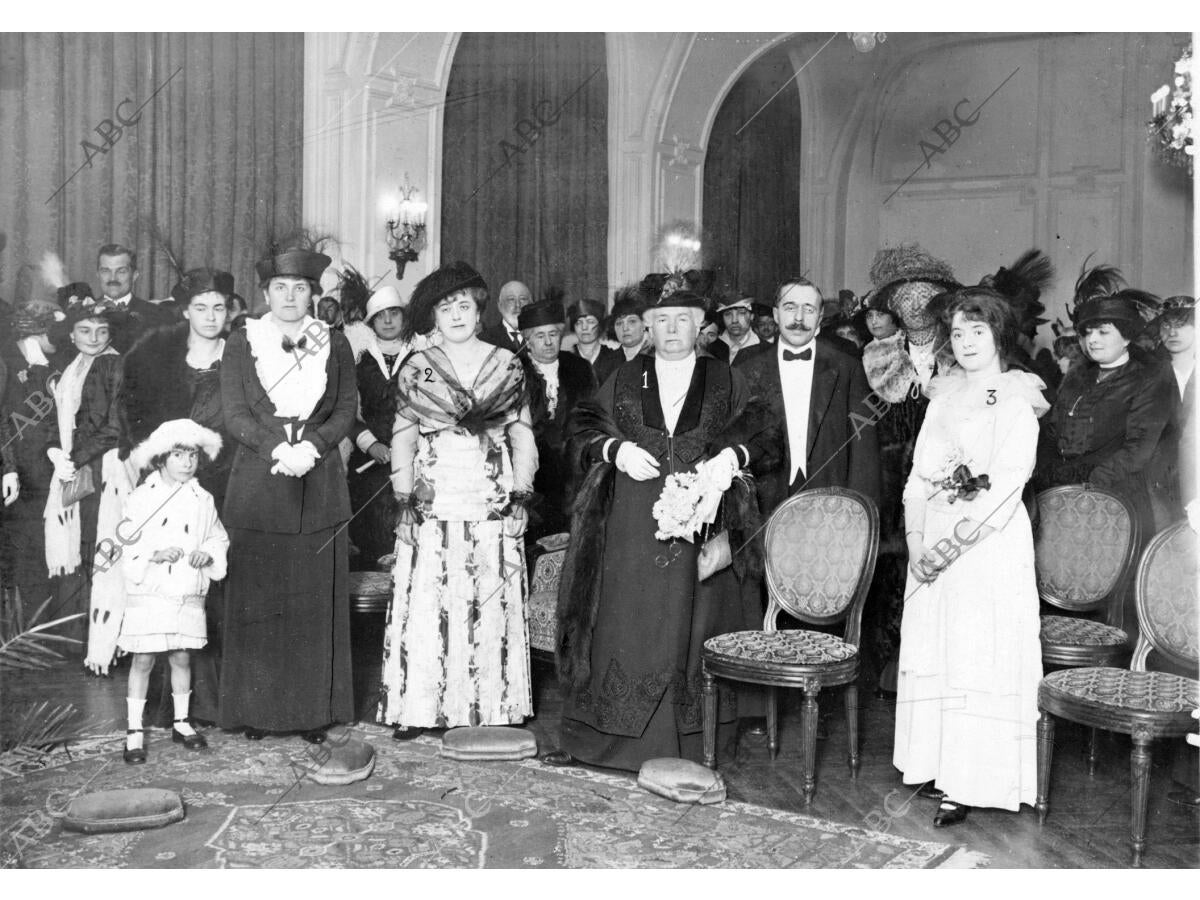 S. A. R. la Infanta doña Isabel (I) con Algunos de los Concurrentes al ...