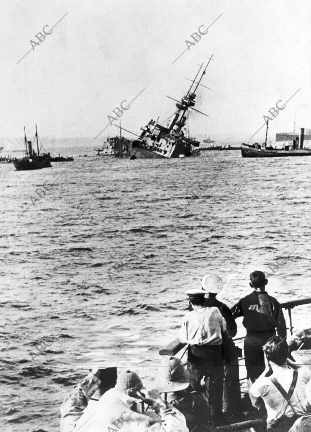 El acorazado Inglés "Majestic" en el momento de Hundirse, Torpedeado ...