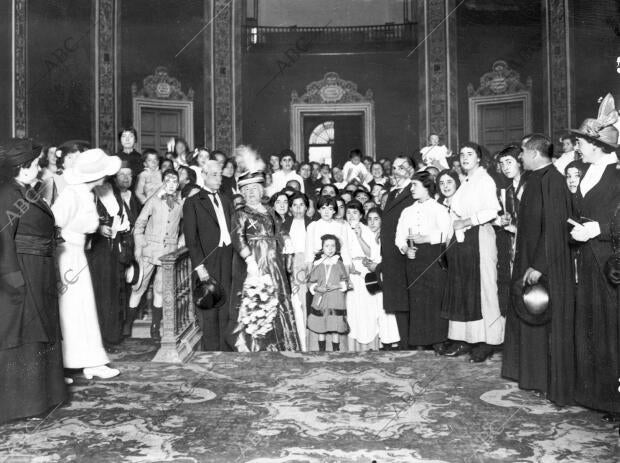 S. A. R. la Infanta doña Isabel (X) al terminar el reparto de Premios ...