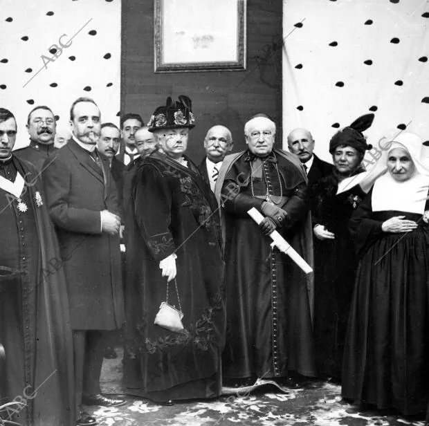 S. A. R. la Infanta doña Isabel (1) después de condecorar A la ...