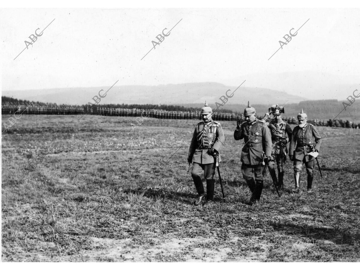 El Kaiser Guillermo Ii (1) y su Hijo, el príncipe Heredero (2), en una ...