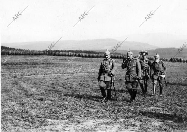 El Kaiser Guillermo Ii (1) y su Hijo, el príncipe Heredero (2), en una ...