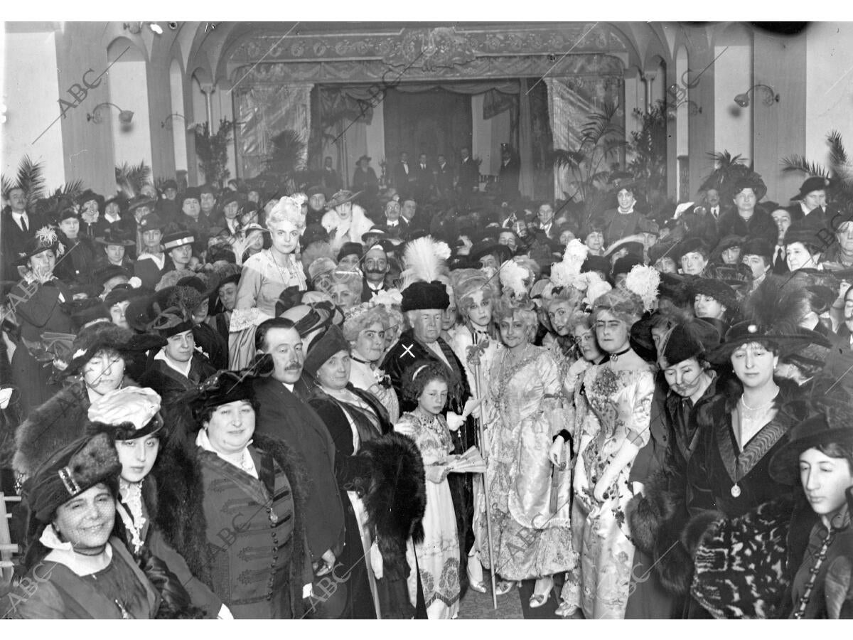 S. A. R. la Infanta doña Isabel (X) Rodeada de Alumnas y Concurrentes A ...