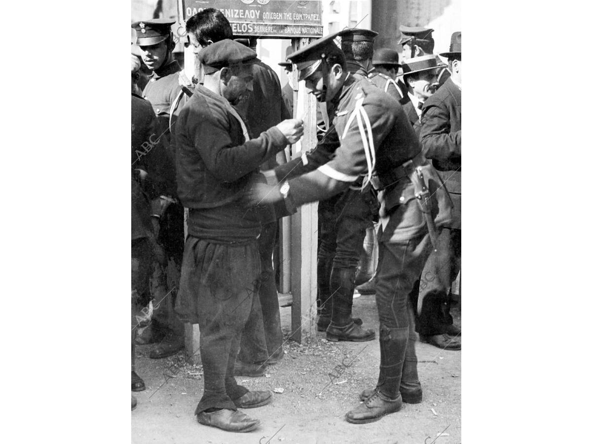 La policía Cacheando A los Concurrentes A un mitin Venezuelista ...