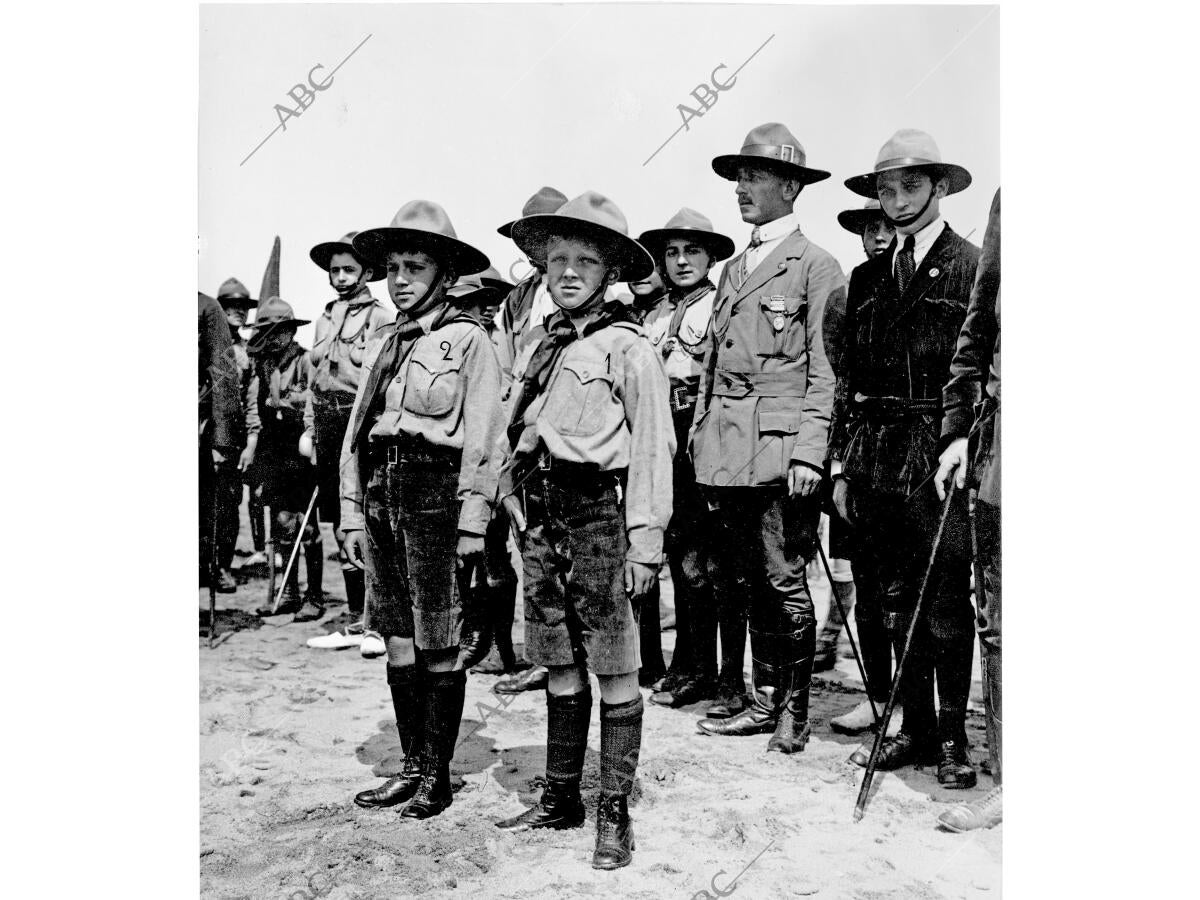 Sus Altezas Reales el príncipe de Asturias (1) y el infante don Jaime ...