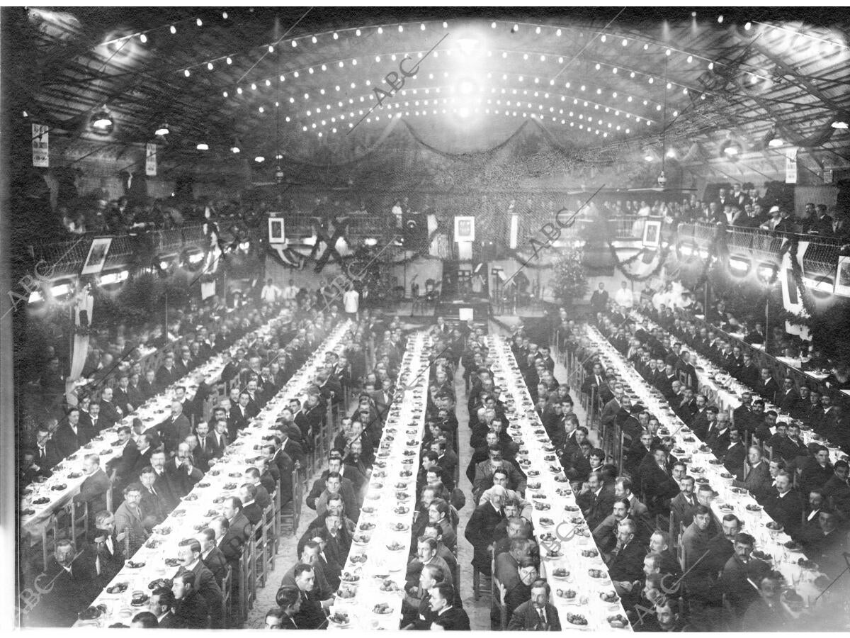 Gran fiesta de navidad celebrada por la colonia alemana de Barcelona ...