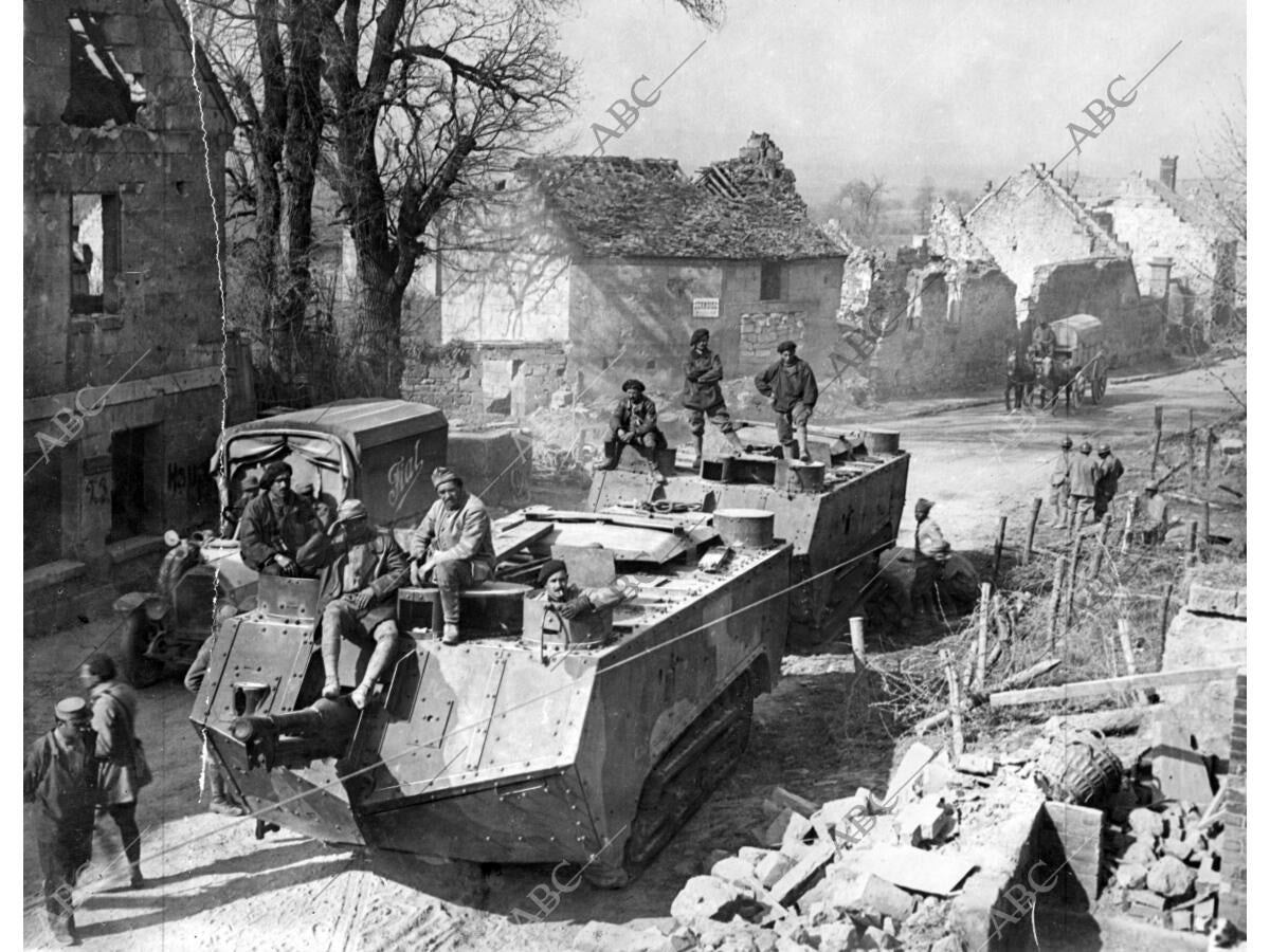 Dos Tanques Franceses en camino hacia la línea de combate - Archivo ABC