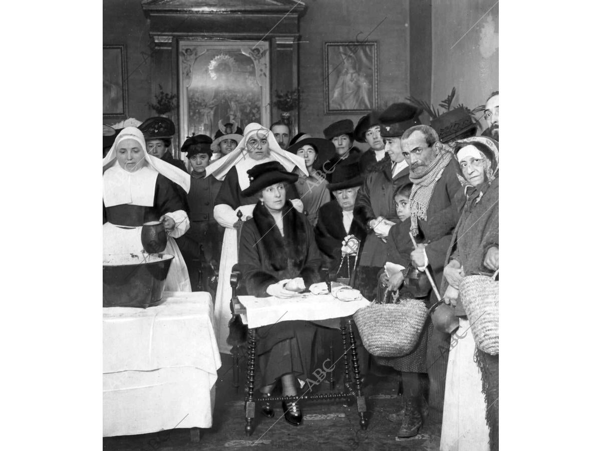R. la Infanta doña Isabel (2) en el reparto de Raciones A los Pobres ...