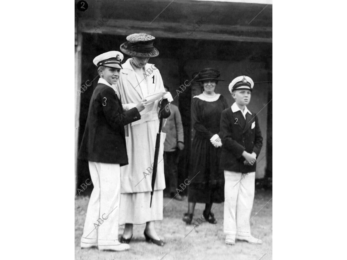 Su majestad la Reina (1), con el príncipe de Asturias (2) y el infante ...