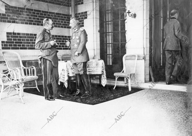 El Kaiser Guillermo Ii (1) Conferenciando con el Rey de Sajonia (2 ...