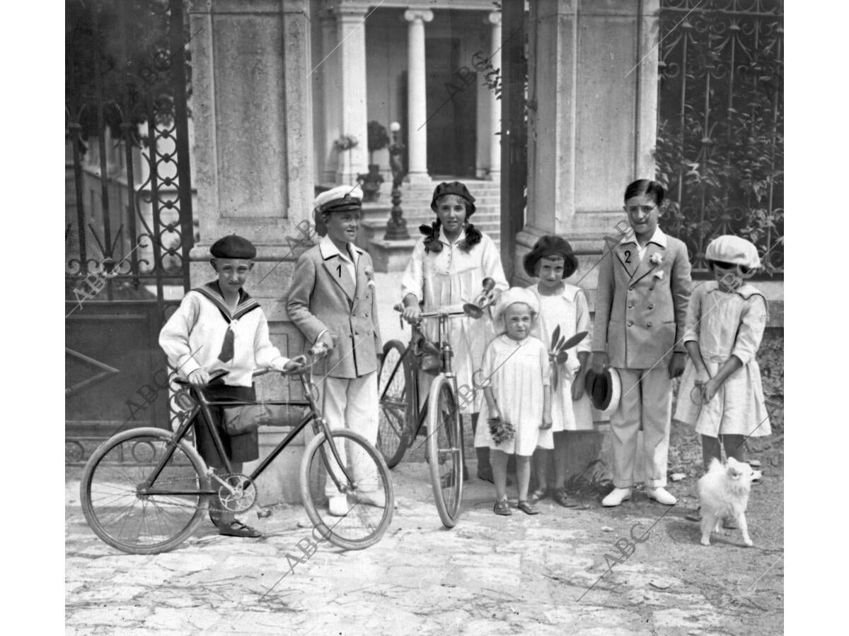 Ss.Aa. el príncipe de Asturias (1) y el infante don Jaime (2), con los ...