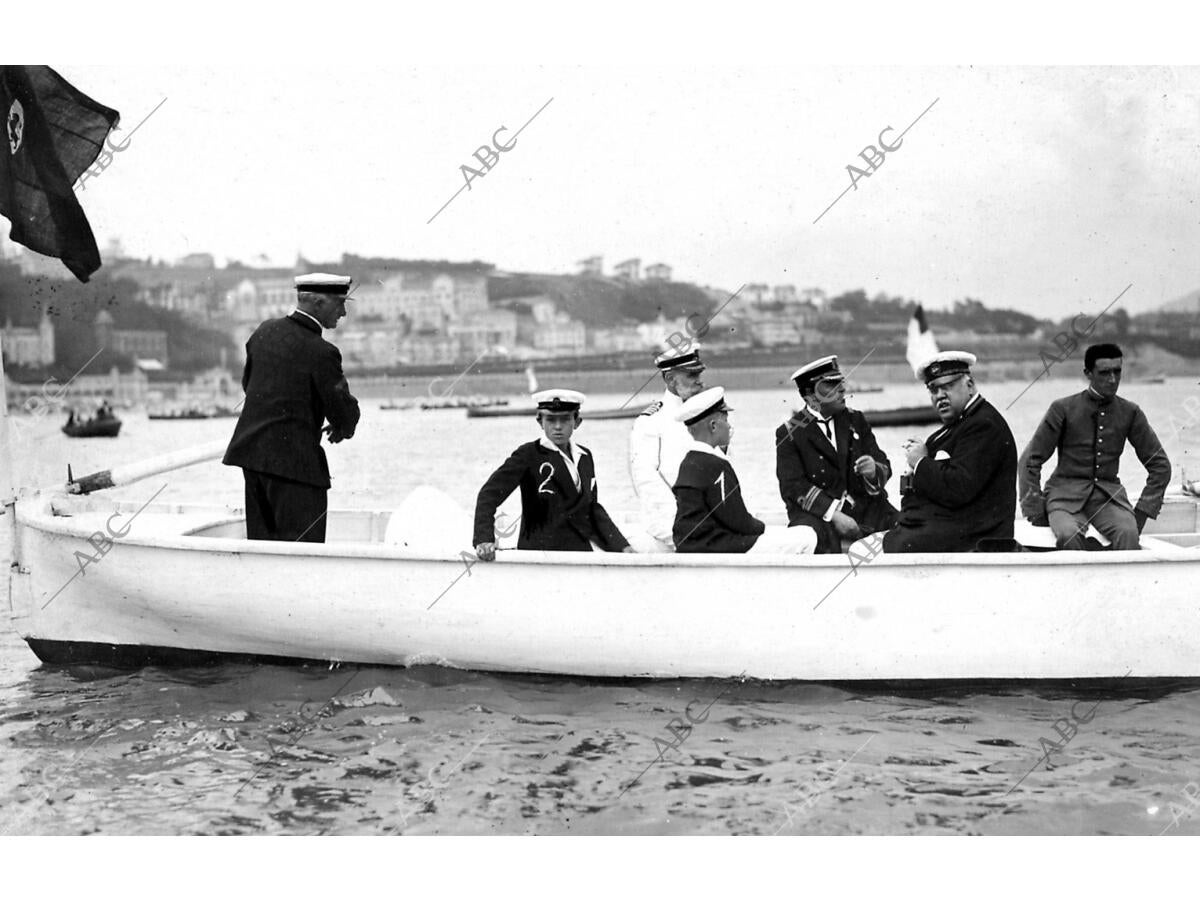 SS.AA. el Príncipe de Asturias (1) y el Infante D. Jaime (2) viendo las ...