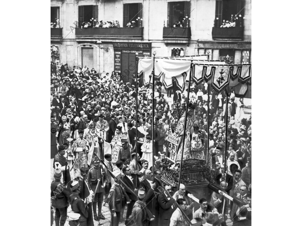 S.A.R. la Infanta doña Isabel (X) en la solemne procesión del ...